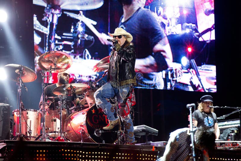 Axl Rose editorial photography. Image of show, drums - 28631837