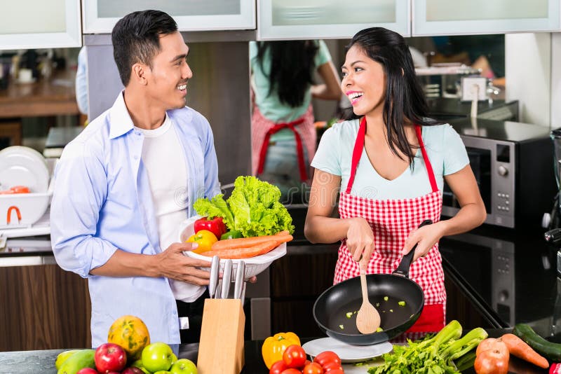 Aziatische Man En Vrouw Die Samen Koken Stock Foto - Image of gehuwd ...