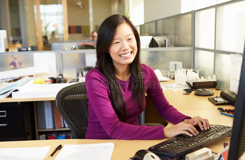 Aziatische Vrouw Die Bij Computer in Modern Bureau Werken Stock Foto - Image of persoon, vrouw ...