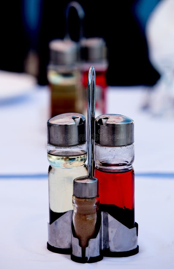 Azijn, olie, zout, peper, stock foto. Image of azijn - 11012496