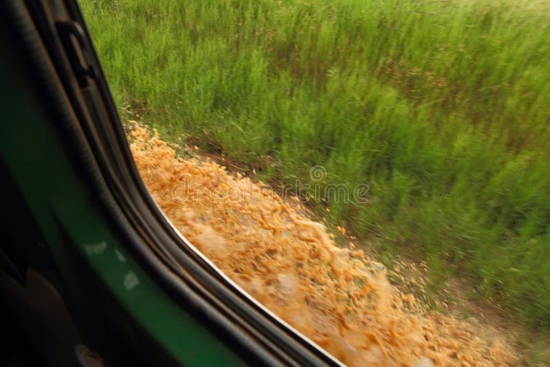 Azionamento Della Pozza Di Fango Da Parte A Parte Fotografia Stock ...