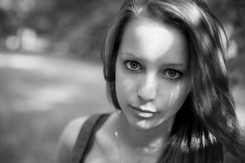 Azotado por el viento. foto de archivo. Imagen de mujer - 19745516