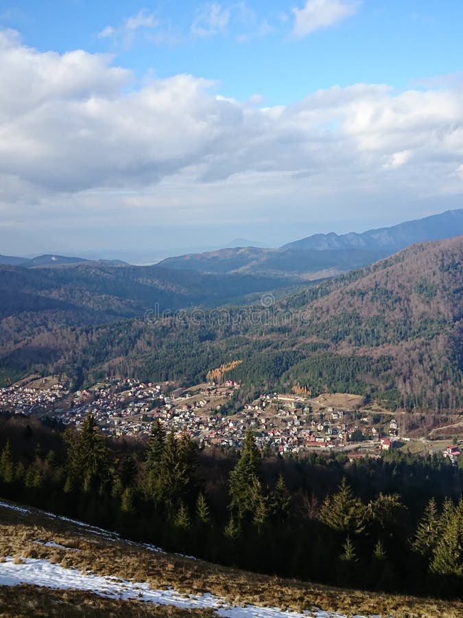 Azuga foto de archivo. Imagen de paisaje, horizonte - 104487976