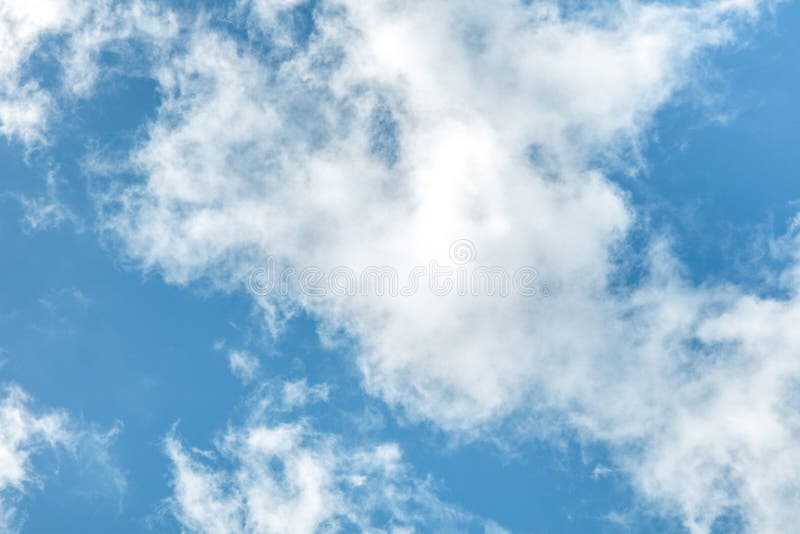 Azul Celeste Azul Celeste Con Nubes Blancas Y Fondo Abstracto Foto de ...