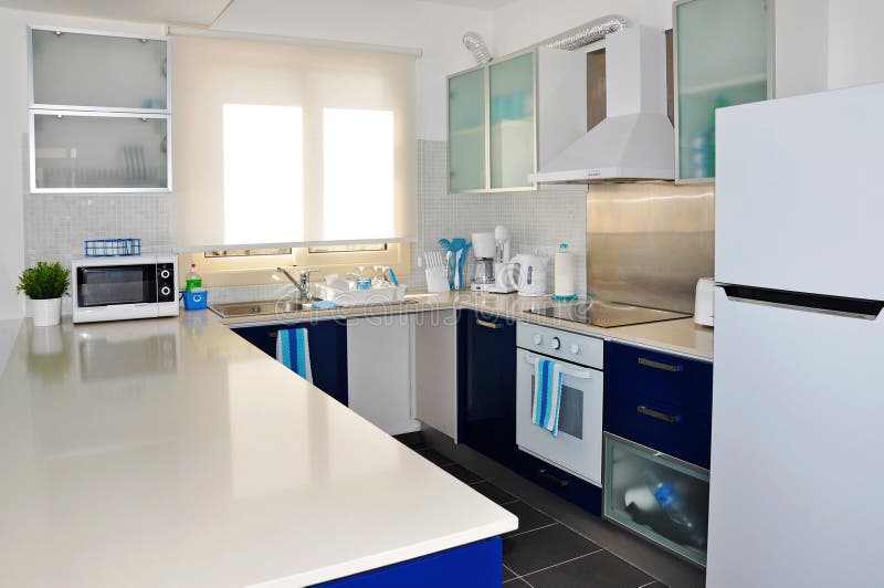 Azul Moderno Y Blanco De La Cocina Foto de archivo - Imagen de relaje ...