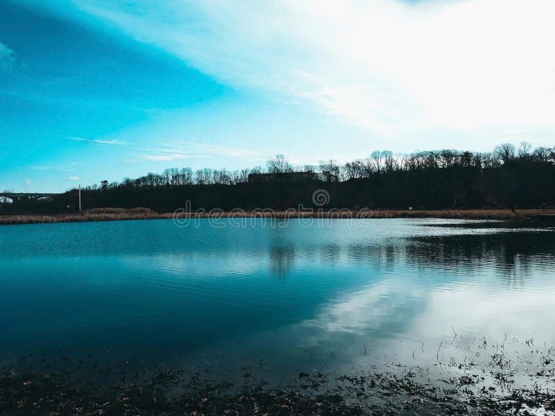 Azul Turquesa Cielo Y Reflejos De Agua Imagen de archivo - Imagen de ...