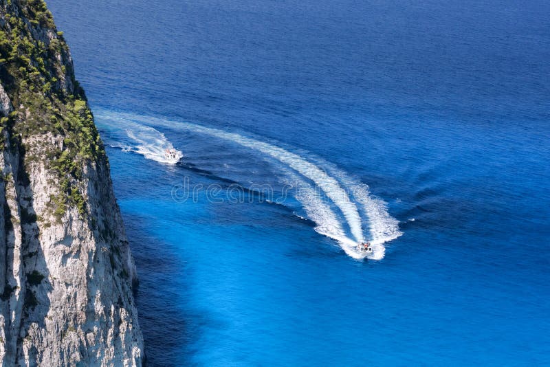 Azurblaue Bucht Mit Booten Im Griechischen Meer Stockfoto - Bild von ...