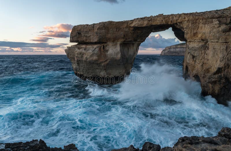 Azure Window Dwejra imagem de stock. Imagem de azar - 128361563