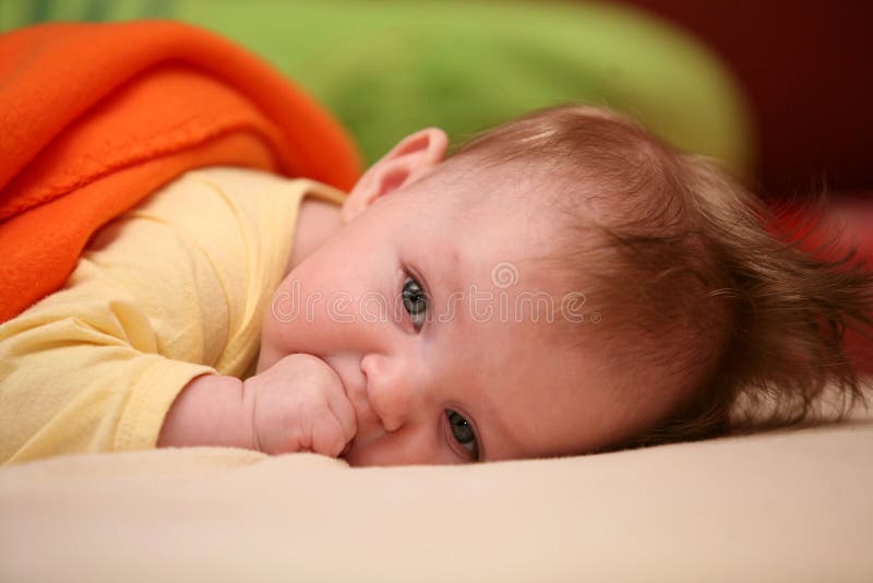 Bébé image stock. Image du doigt, gosse, poing, embrayage - 5088307