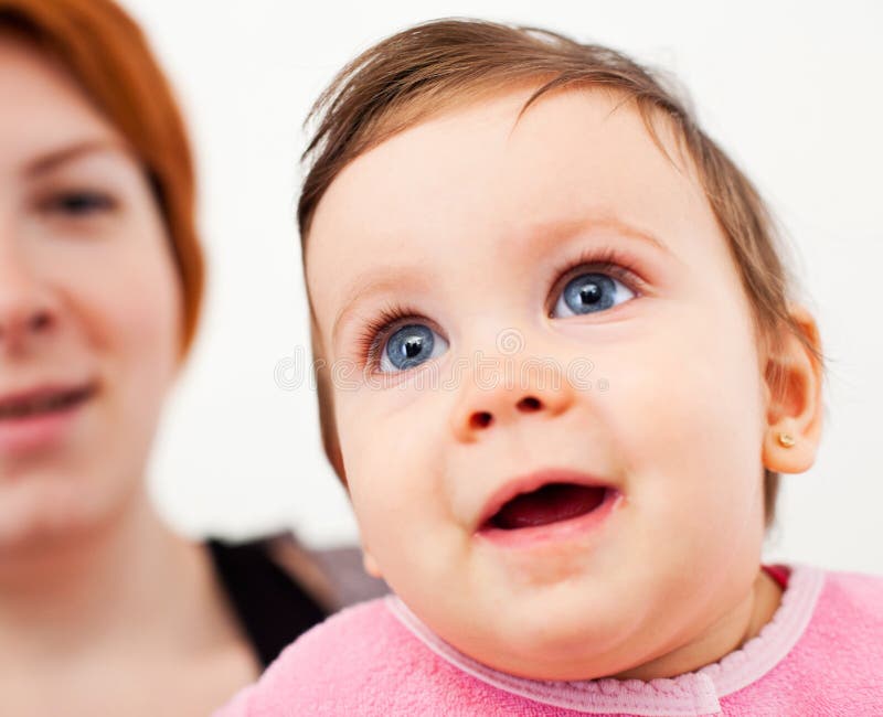 Bébé heureux photo stock. Image du mère, pureté, amusement - 36566174