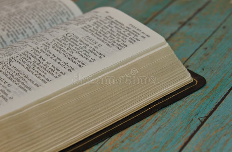 A Bíblia aberta imagem de stock. Imagem de escrita, testamento - 126231887