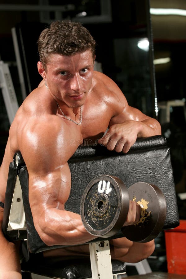 Bíceps, Enrollamientos Del Brazo Del Predicador Uno Imagen de archivo ...
