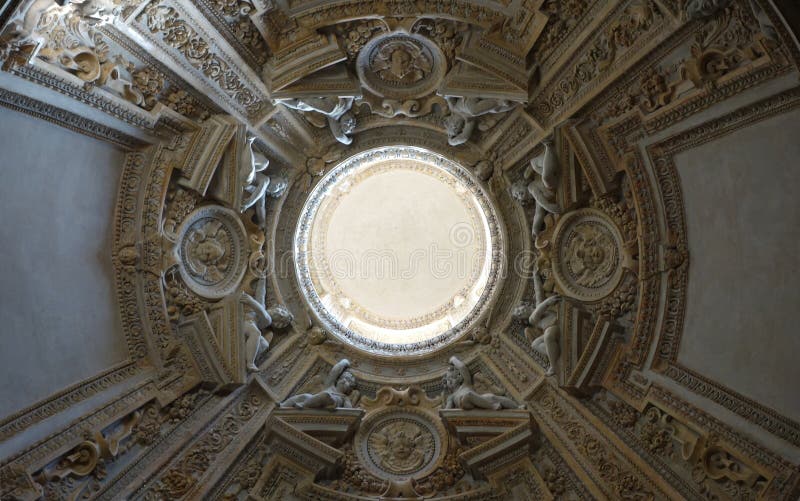 Linterna De La Bóveda Y Escudo De Armas Barrocos Del Papa Imagen de ...