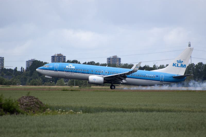 B737 of klm touchdown editorial stock image. Image of gear - 24492539