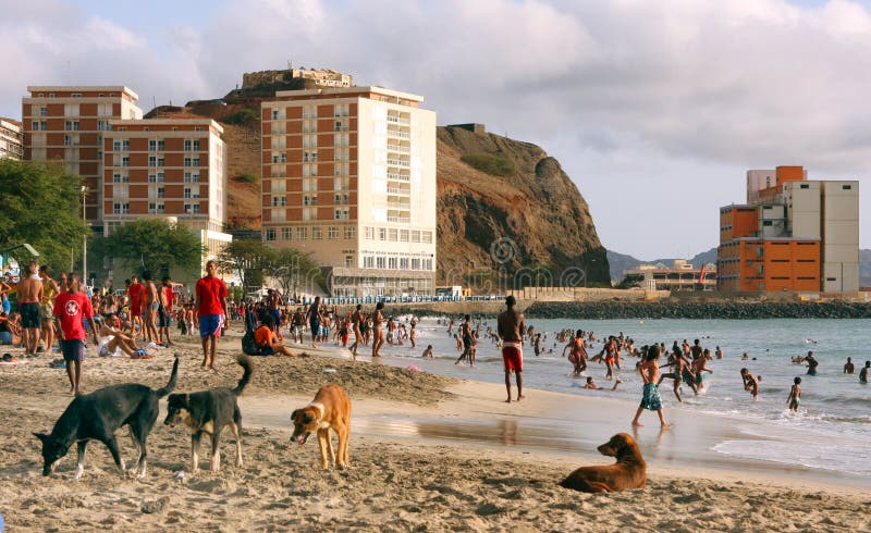 Praia de Mindelo imagem editorial. Imagem de oceano, sunset - 82308455