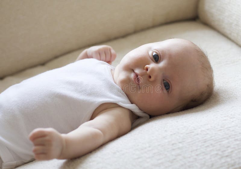 Baby, das neugierig schaut stockbild. Bild von kind, zicklein - 14902815