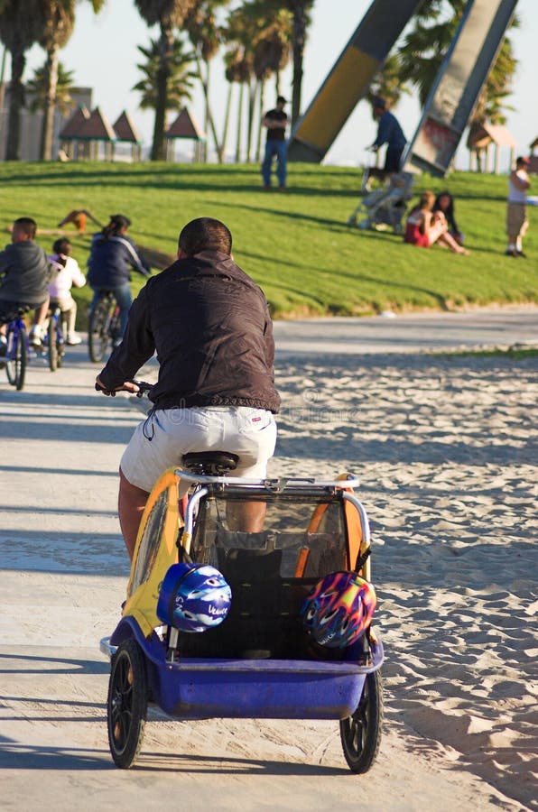 Baby aan boord stock foto. Image of pedaal, fiets, fietsen - 374508