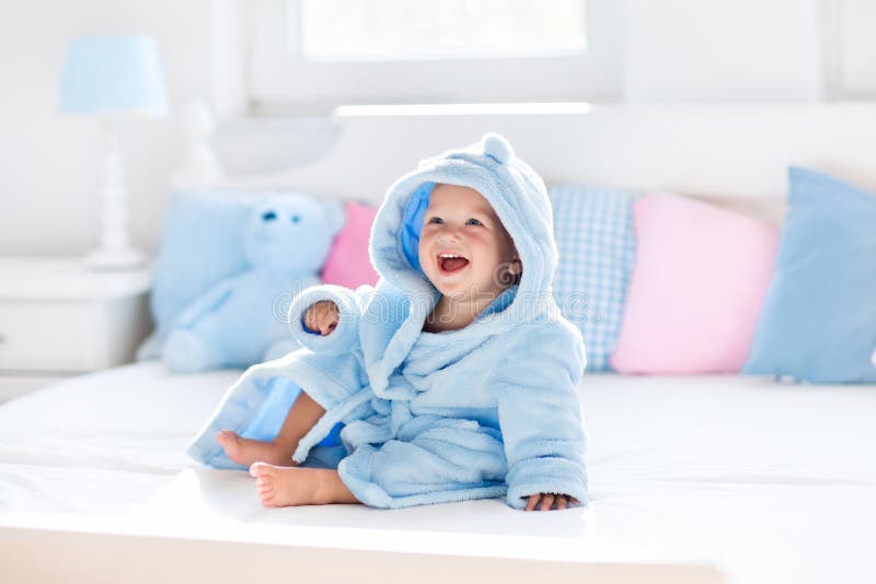 Baby in Badjas of Handdoek Na Bad Stock Afbeelding - Image of ...