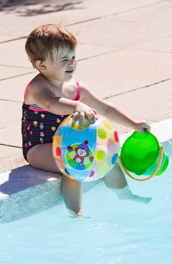 Baby, Das Im Swimmingpoolwasser Spielt Stockfoto - Bild von zicklein ...