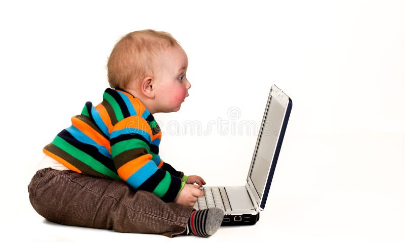 Baby Die Bij Laptop Geïsoleerde Computer Staren, Stock Afbeelding ...