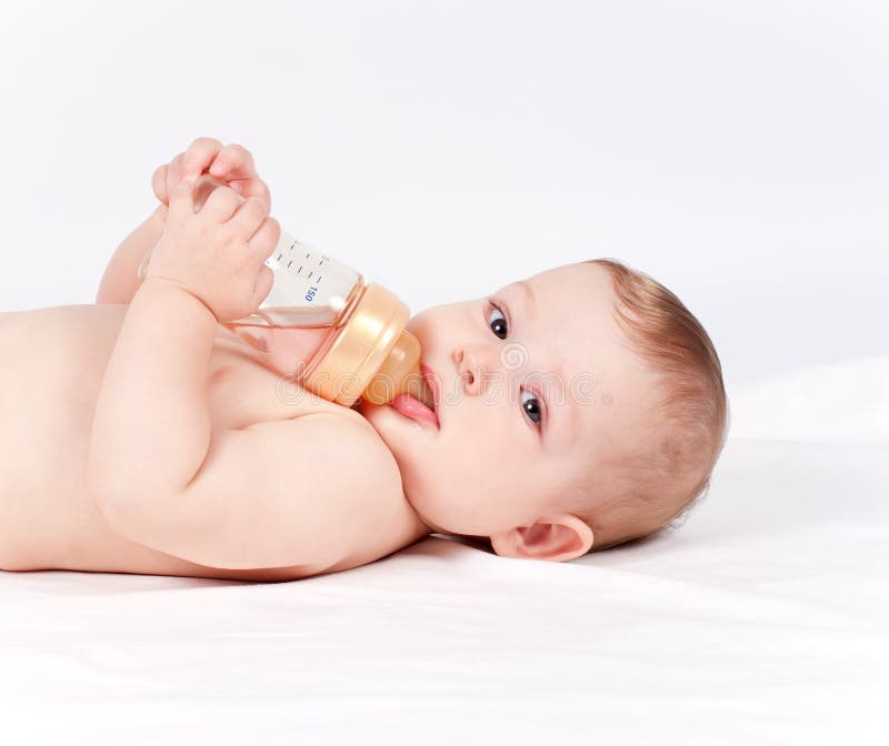 De Consumptiemelk Van Het Babymeisje Van Fles Stock Foto - Image of ...