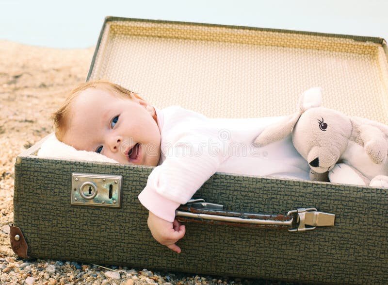 Baby Die in Een Koffer Liggen Stock Foto - Image of meisje, geluk: 33385250