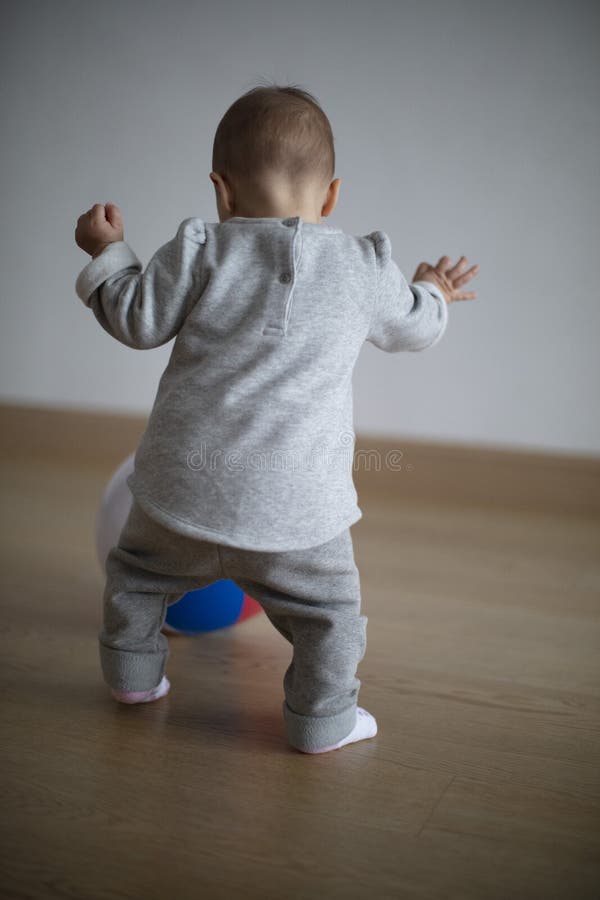 Baby Die Leren Hoe Te Op Haar Eerste Jacht Voor Een Bal Te Lopen Stock ...