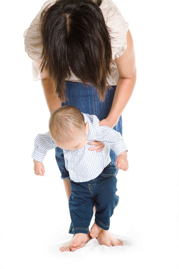 Baby leert lopen stock foto. Image of kinderen, kinderjaren - 6137532