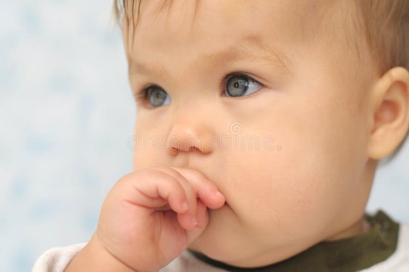 Baby die weg kijkt stock afbeelding. Image of meisje - 47552349