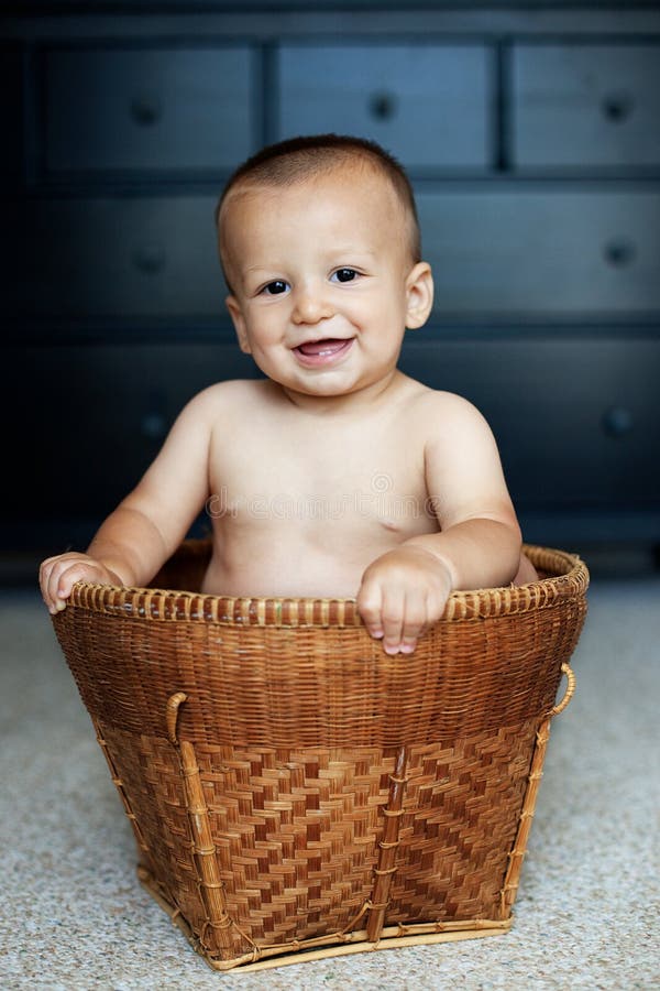 Baby in Mand stock afbeelding. Image of ouderschap, leuk - 4618965