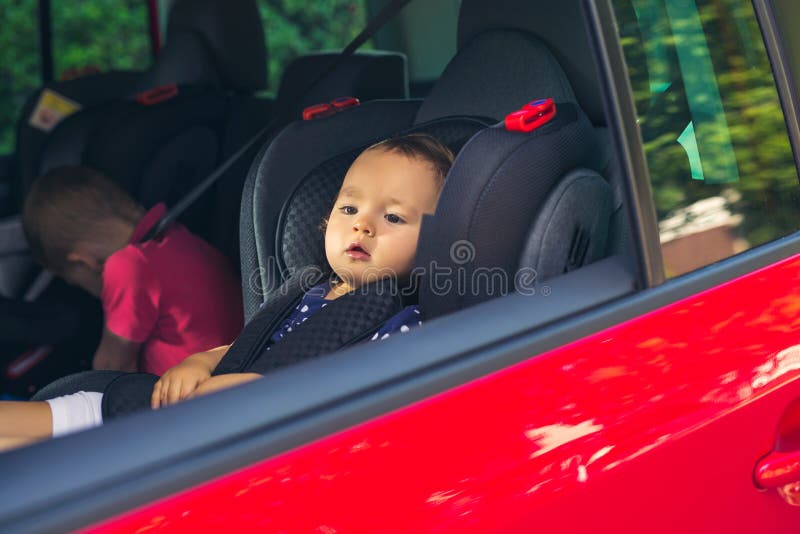 Baby in einem Auto-Sitz stockfoto. Bild von hände, familie - 97233072