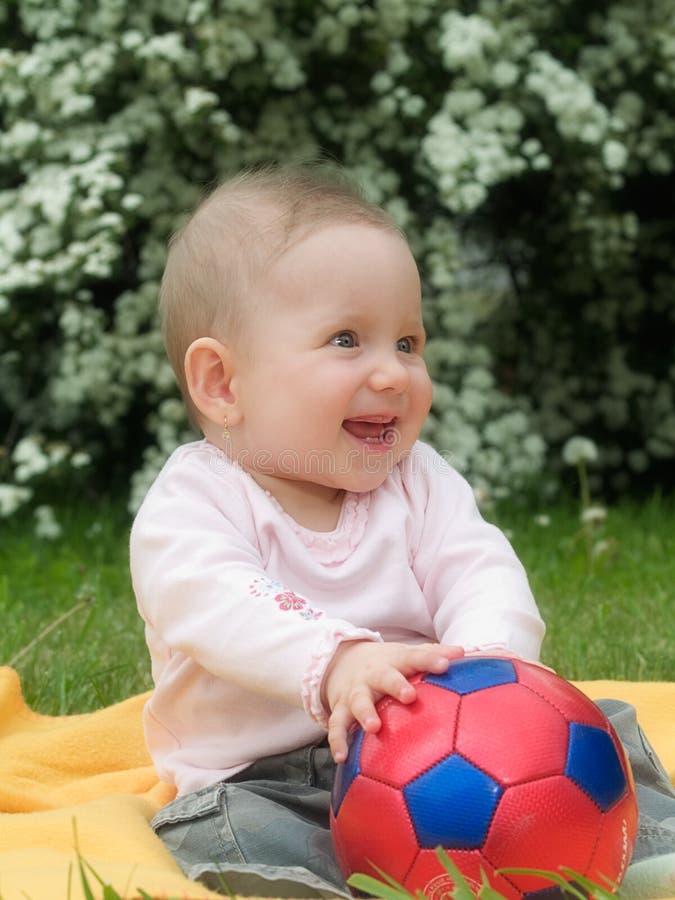 Baby en bal stock afbeelding. Image of meisje, zitting - 12448009