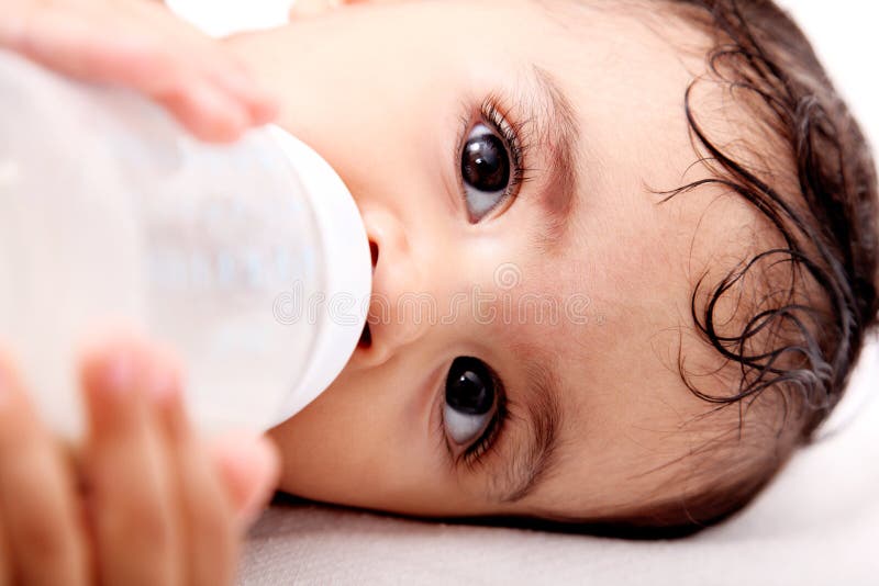 Kind met melkfles stock foto. Image of zorg, baby, uitziend - 13120128