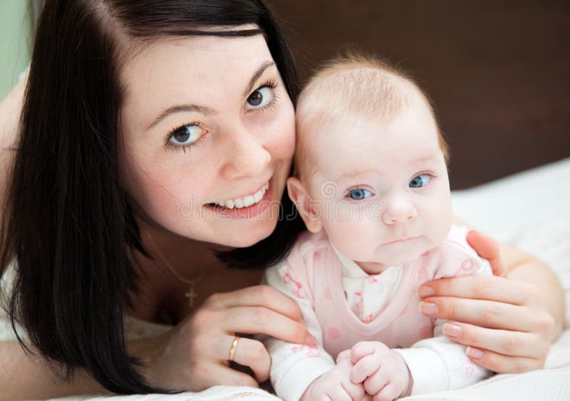 Baby en moeder stock foto. Afbeelding bestaande uit dochter - 12587132