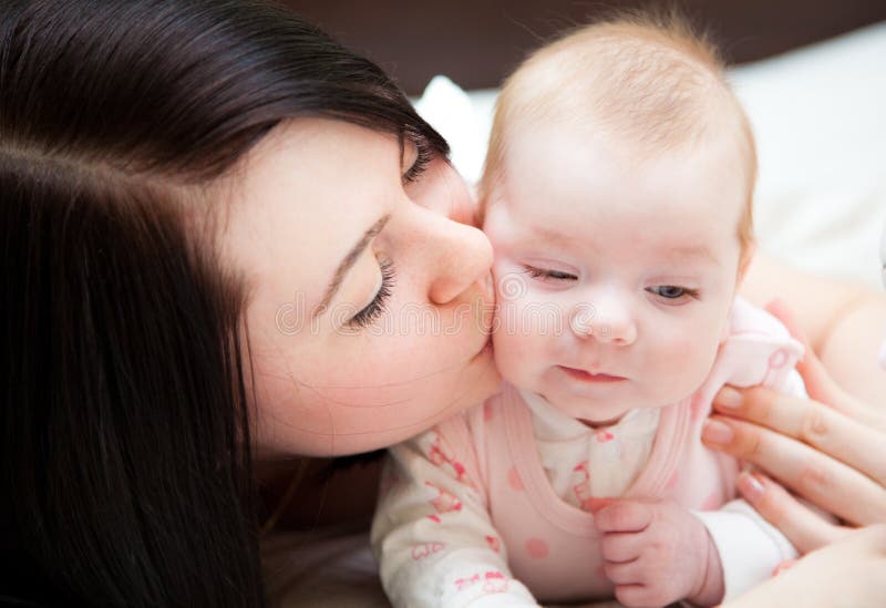 De Kussende Baby Van De Moeder Stock Foto - Image of beeld, kind: 5654918