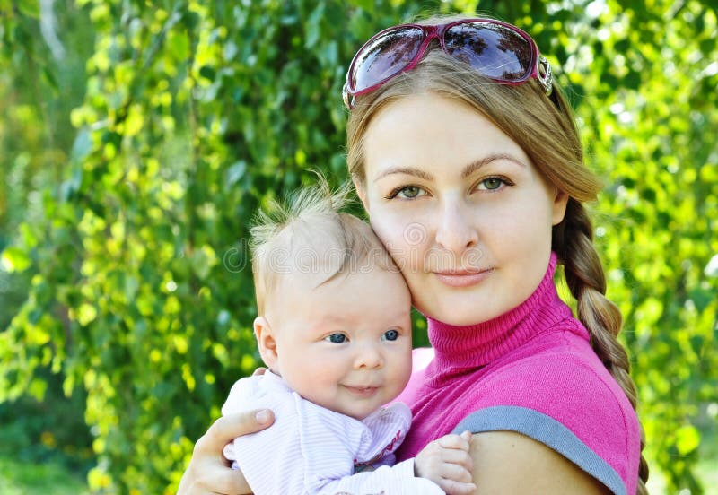 Baby en moeder stock afbeelding. Image of blauw, kleur - 16387399