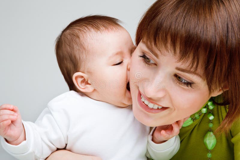 Baby en moeder stock afbeelding. Image of gezondheid - 18456559