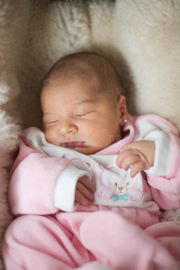 Baby het rusten stock afbeelding. Image of zuigeling - 68949909