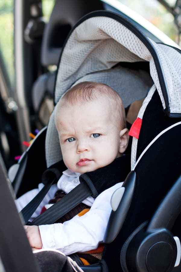 Baby im Autositz stockbild. Bild von sitz, riemen, schätzchen - 39528245