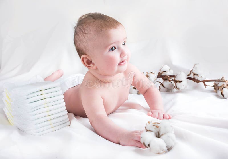 Baby in Luier Op Een Witte Achtergrond Stock Afbeelding - Image of ...