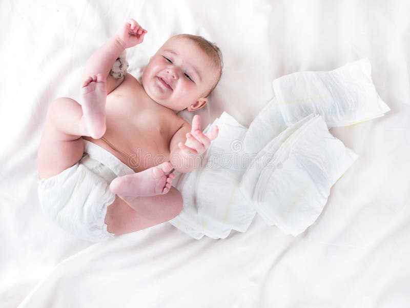 Baby in Luier Op Een Witte Achtergrond Stock Foto - Image of mensen ...