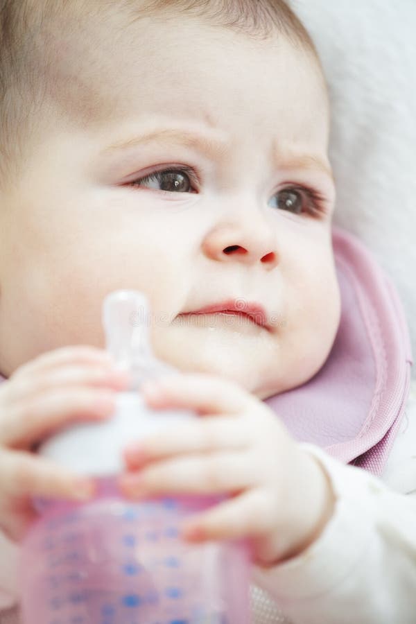 Baby met een fles stock foto. Image of leuk, pasgeboren - 39518858