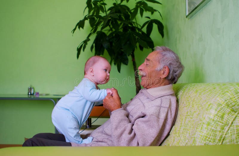 Baby met opa stock afbeelding. Image of zorg, generatie - 11397639
