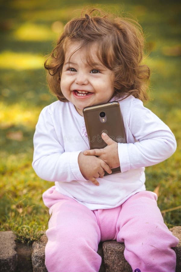 Baby mit Mobile im Park stockbild. Bild von glück, schätzchen - 194875639