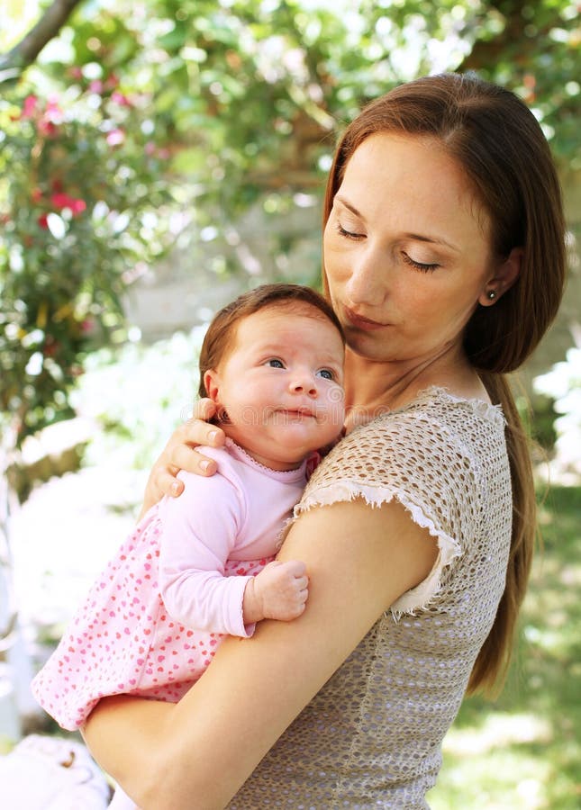 Baby - Mutterliebe stockbild. Bild von jung, blau, lieben - 31787311