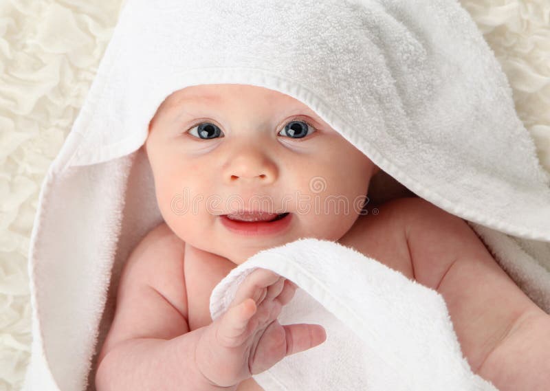 Baby in handdoek na bad stock afbeelding. Image of verpakt - 17185835