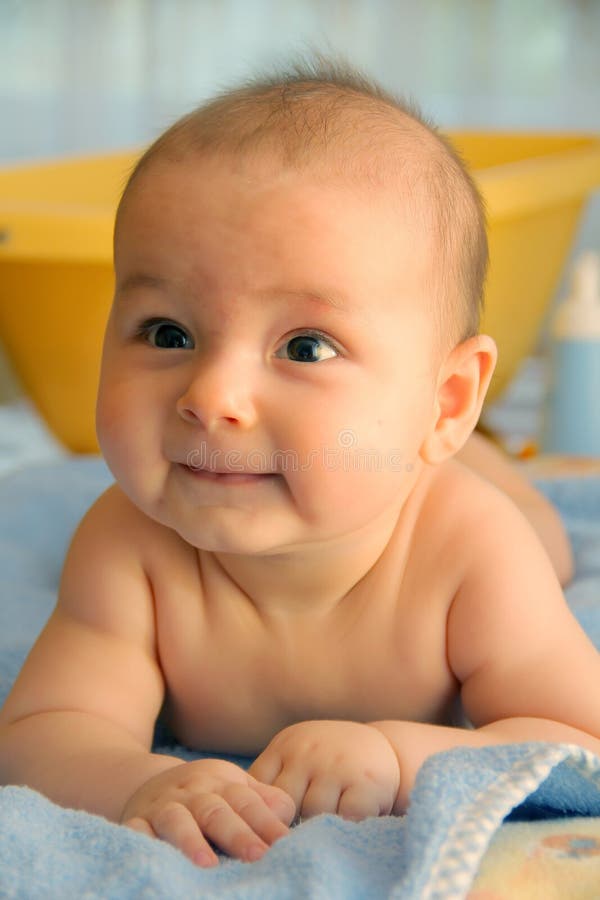 Baby na bad stock afbeelding. Image of gezicht, daarna - 28293179