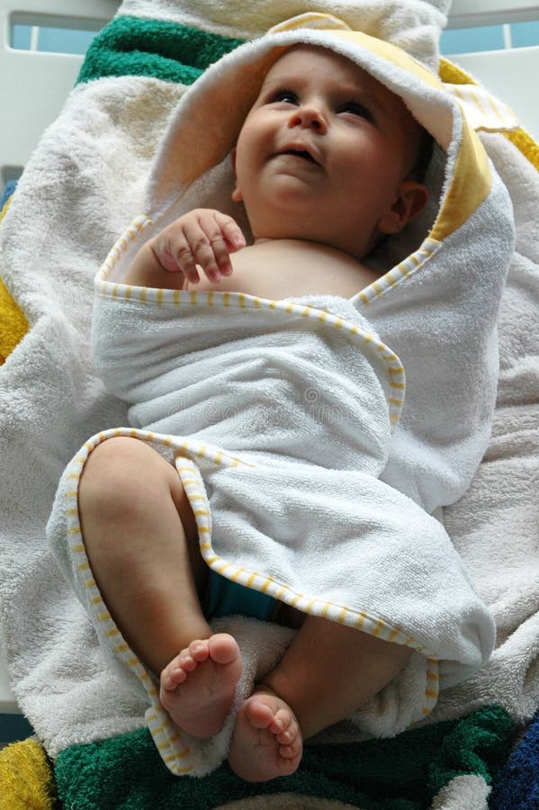 Baby na bad stock foto. Image of omhelzing, nieuw, baby - 4259834