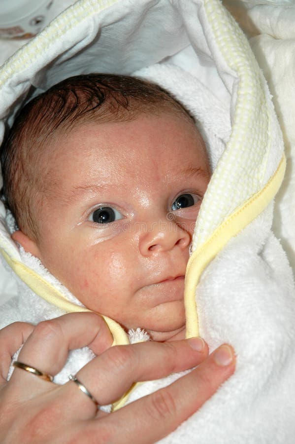 Baby na bad stock foto. Image of omhelzing, nieuw, baby - 4259834