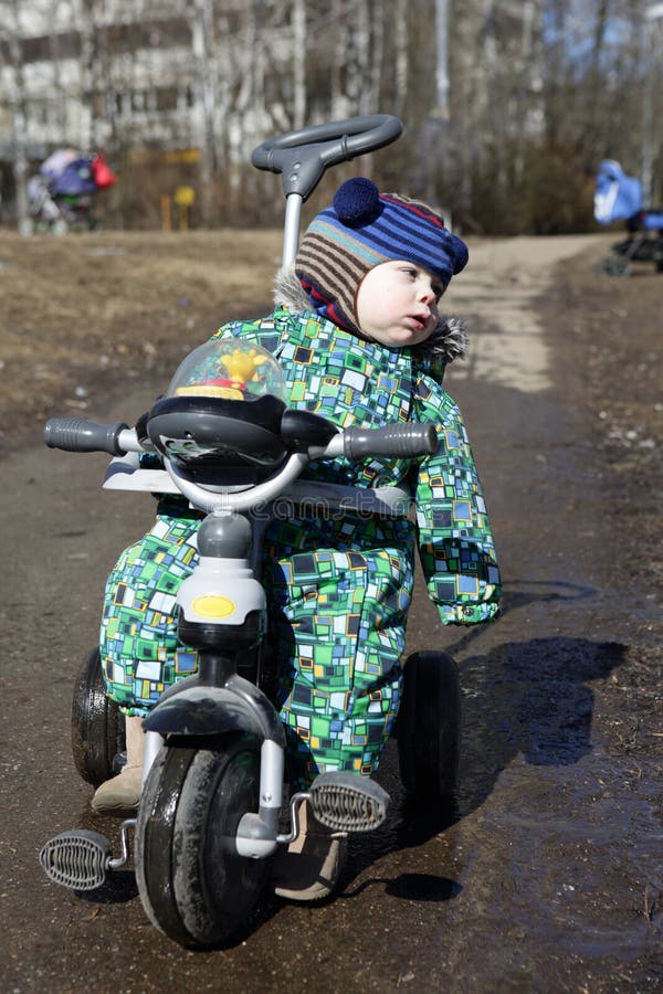 Baby op fiets stock foto. Image of kinderjaren, honing - 69115090